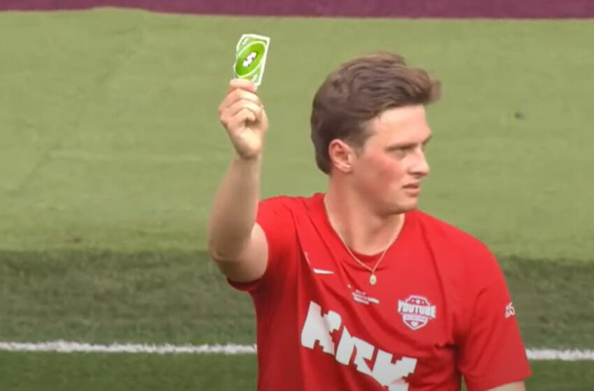 Max Fosh sort une carte UNO « Reverse » à l’arbitre après un carton jaune