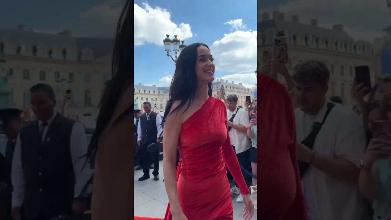 Katy Perry et sa robe de 200 mètres avec le paroles à la fashion Week ...